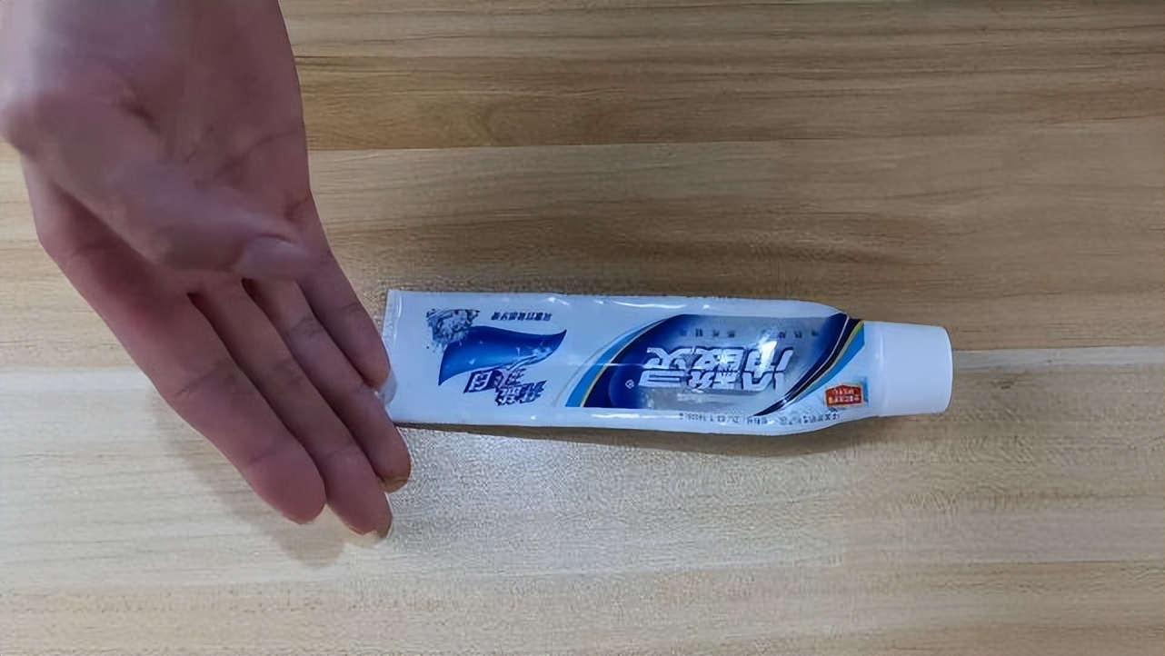 Don't throw away the used toothpaste skin, cut a few knives and put it ...