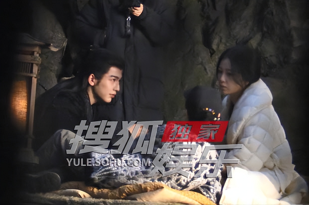 Guo Jingming lay on his side to give lectures to Yu Shuxin and Zhang ...