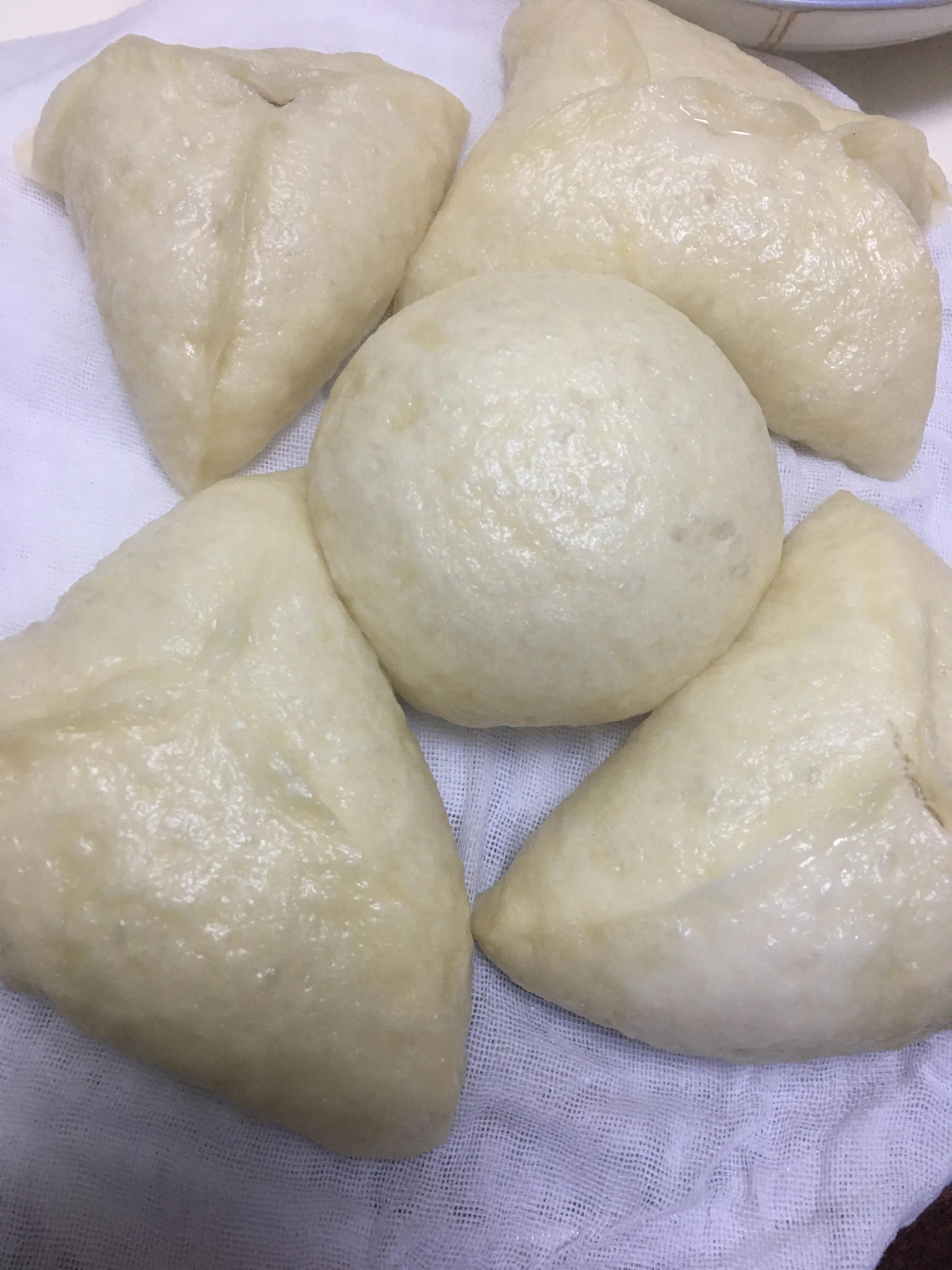 Made triangular steamed buns, peach crisps.especially delicious - iNEWS