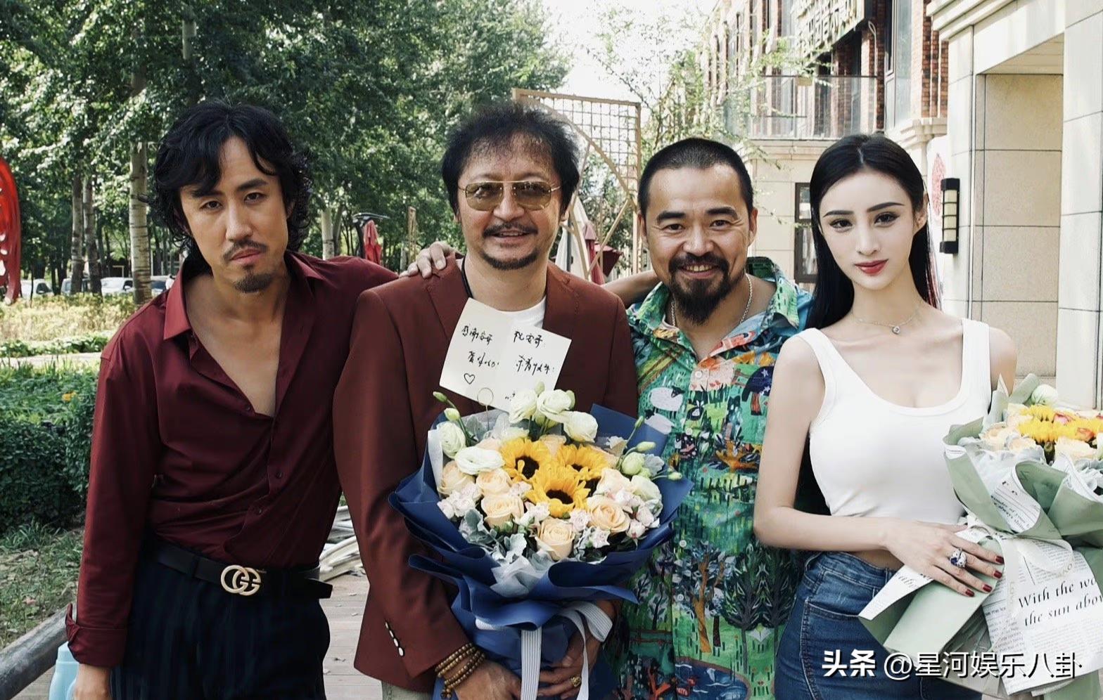 Actor Wu Chunyi took a photo of herself, wearing a high-fork skirt to ...