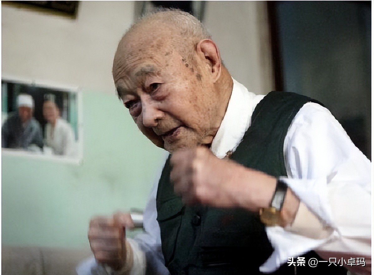 Zheng Ji, a Chinese nutritionist, lived in a broken temple and slept ...