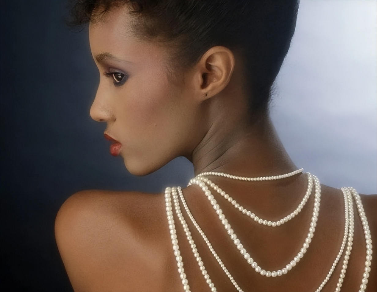 The world's first black supermodel: black body, white features, three ...