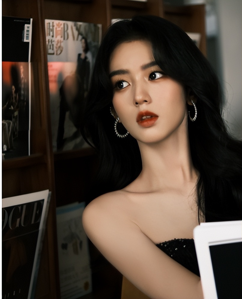 Zhou Ye appeared in a hollow black dress, with flaming red lips, beautiful and sassy! - iNEWS