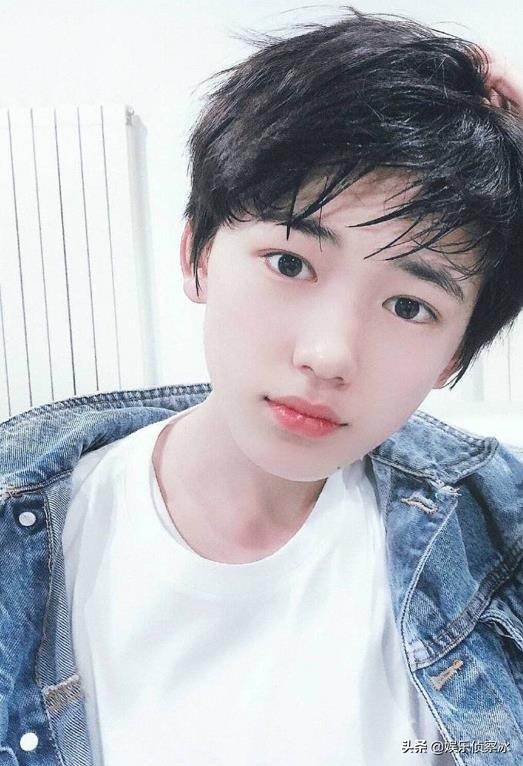 Song Yaxuan recited slowly and eloquently, and He Junlin showed his ...