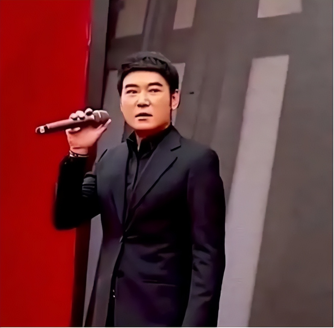 55-year-old Jiao Enjun frequently picks up business performances to make money, with long hair ...