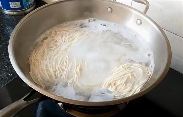 Recently, the super popular method of net red noodles, looking tempting ...