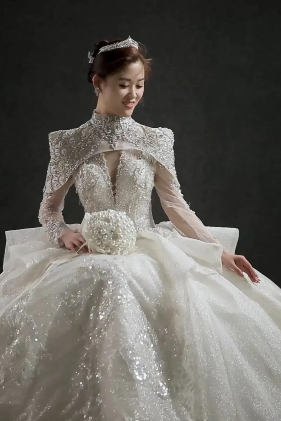 The wedding photos of Zhu Xiaowei and Chen Meng are circulating on the Internet. I don't know if ...