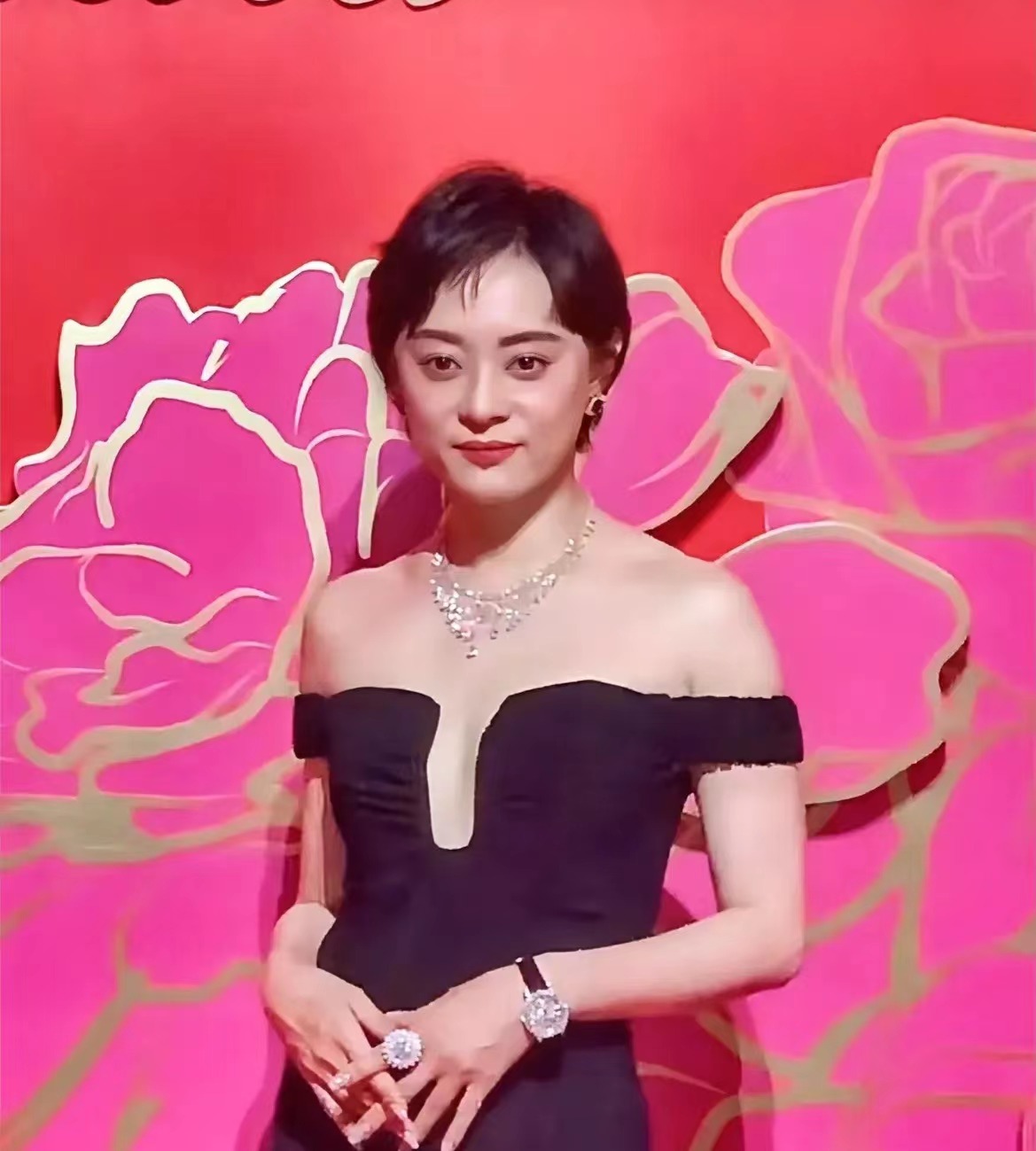 Sun Li's picture in Nanjing Deji Plaza, sexy off-the-shoulder outfit ...