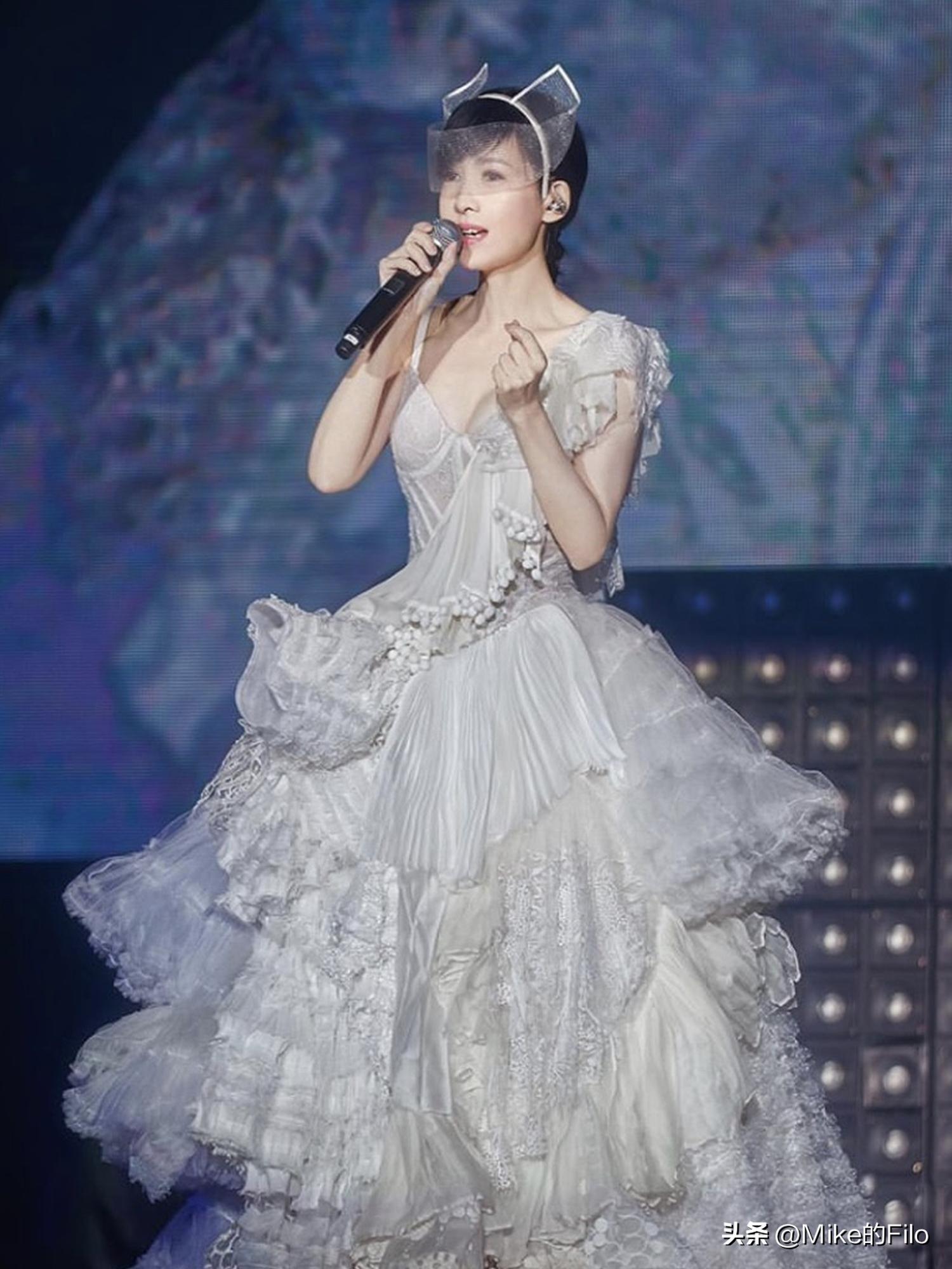 Zhou Huimin's legs and arms are thin, long and white, and her facial ...