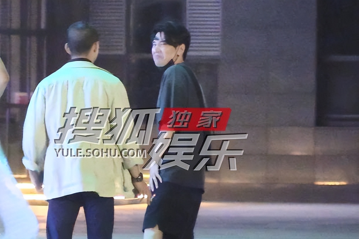 Zhao Youting chatted with his friends while smoking, opened his mouth ...