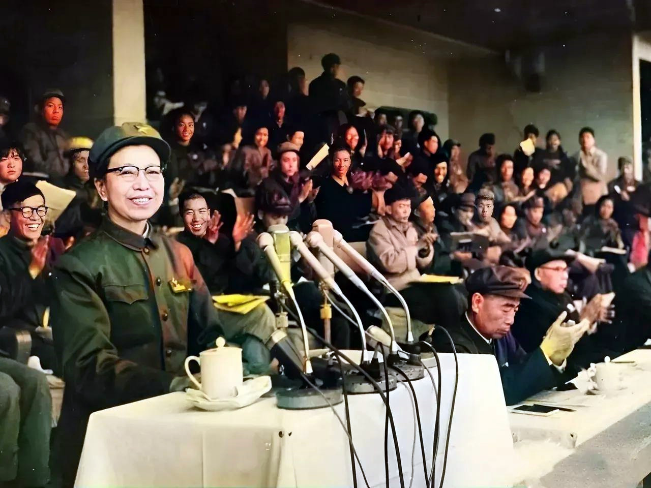 In 1967, the photo of Jiang Qing speaking, the scene was full of ...