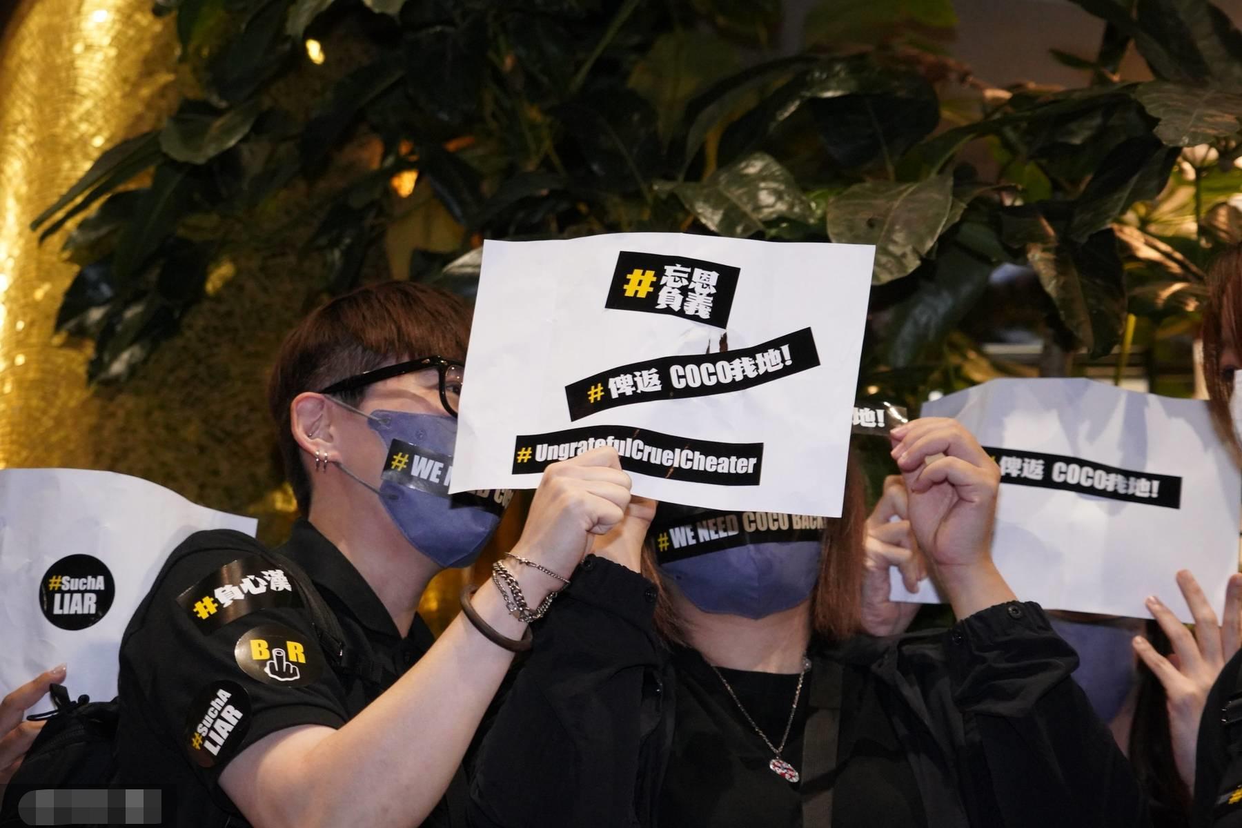 Fans of Coco Lee's funeral are out of control! Raised a sign to ...