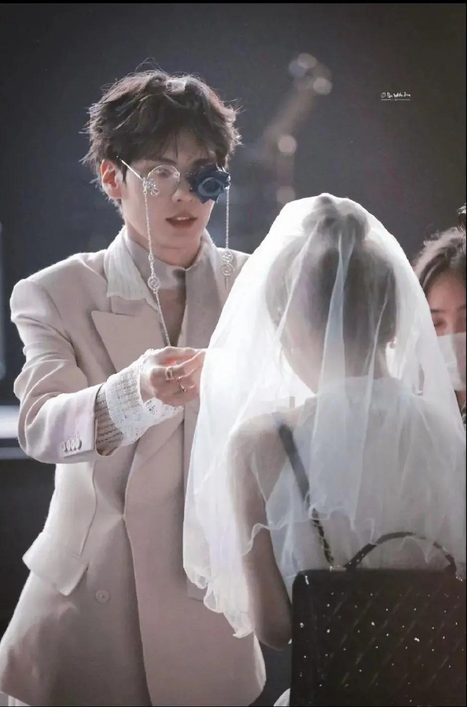 Bi Wenjun sang songs live at the autograph sale, wearing retro glasses, helping fans lift their ...