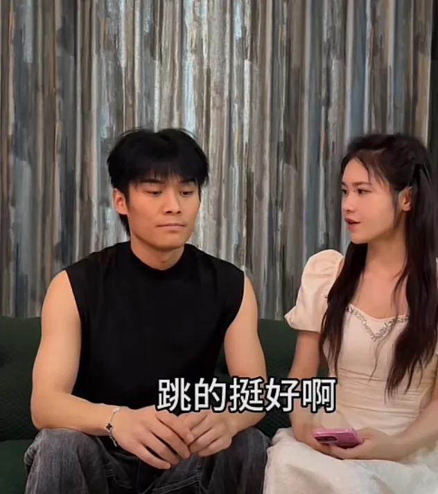 Good guy! The two goddesses, Xiao Yang and Liu Yan, danced hotly, and when Xiao Yang's sister-in ...