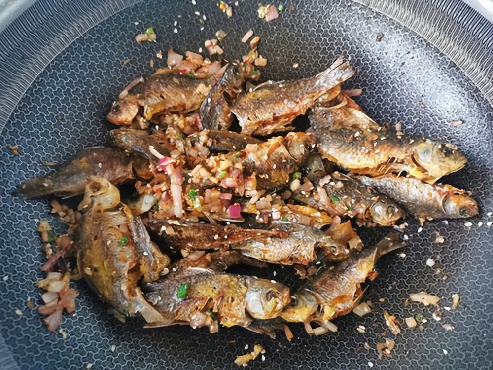 Fried crucian carp is crispy and fragrant. The old chef will teach you ...