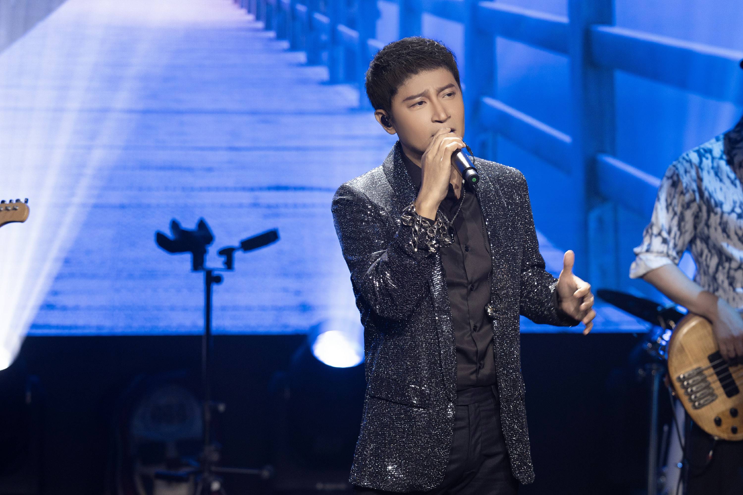 Chen Zhipeng sang to celebrate his birthday and wept emotionally "sing ...