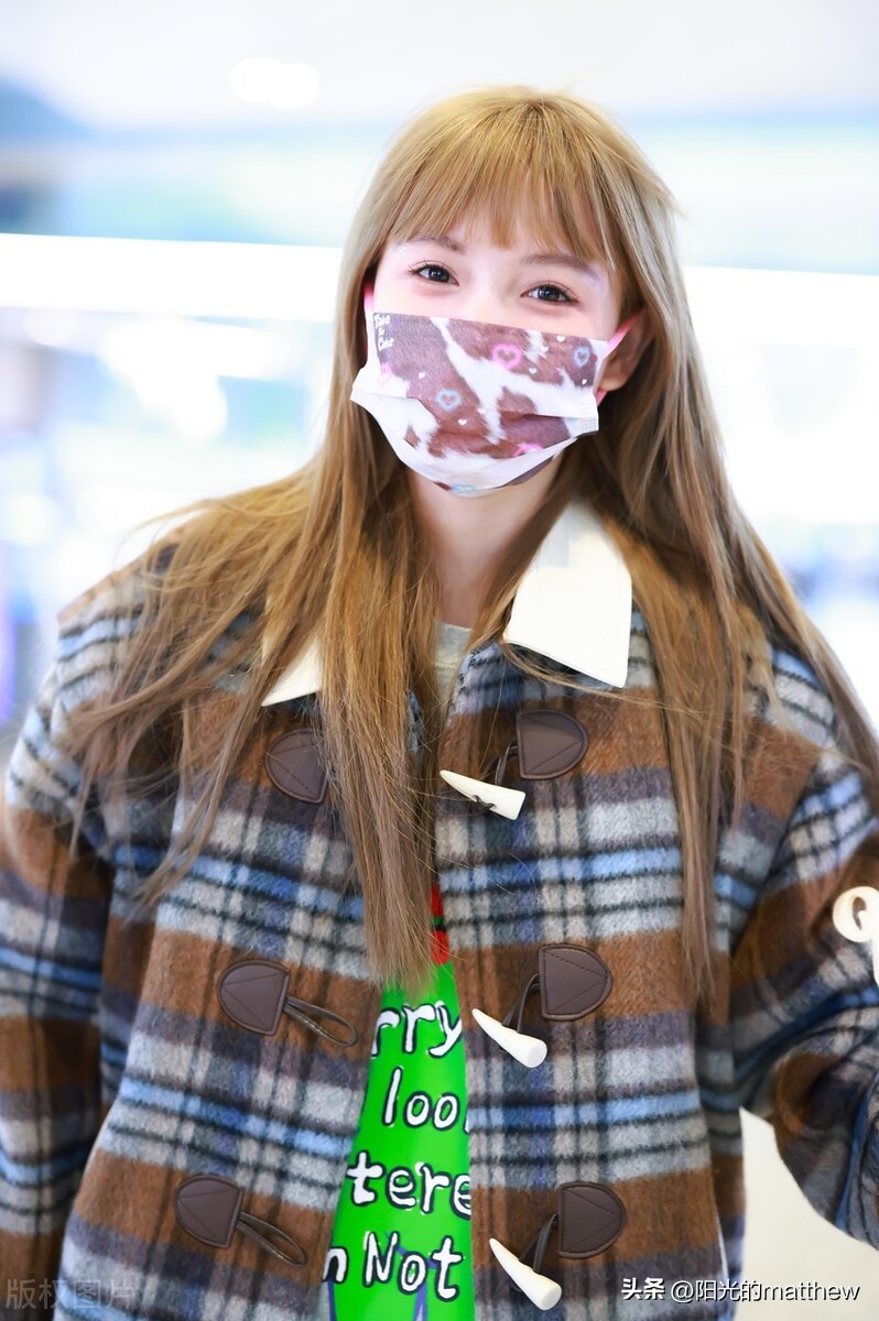 Lin Xiaozhai appeared at Shanghai Hongqiao Airport, fresh and beautiful ...