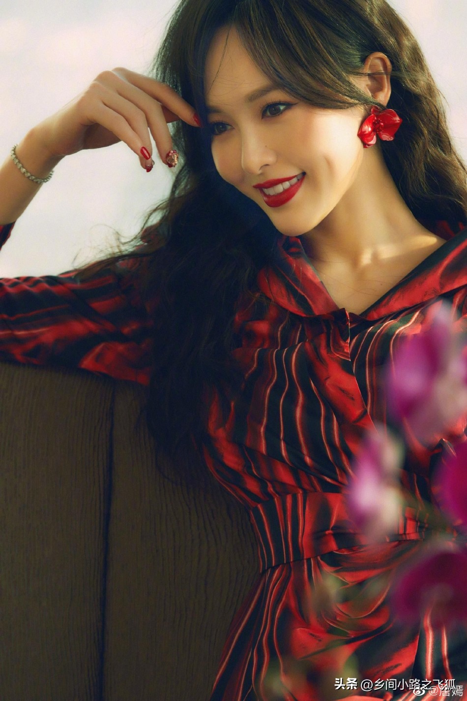 Tang Yan posted the latest photo of the Year of the Rabbit in a gentle ...