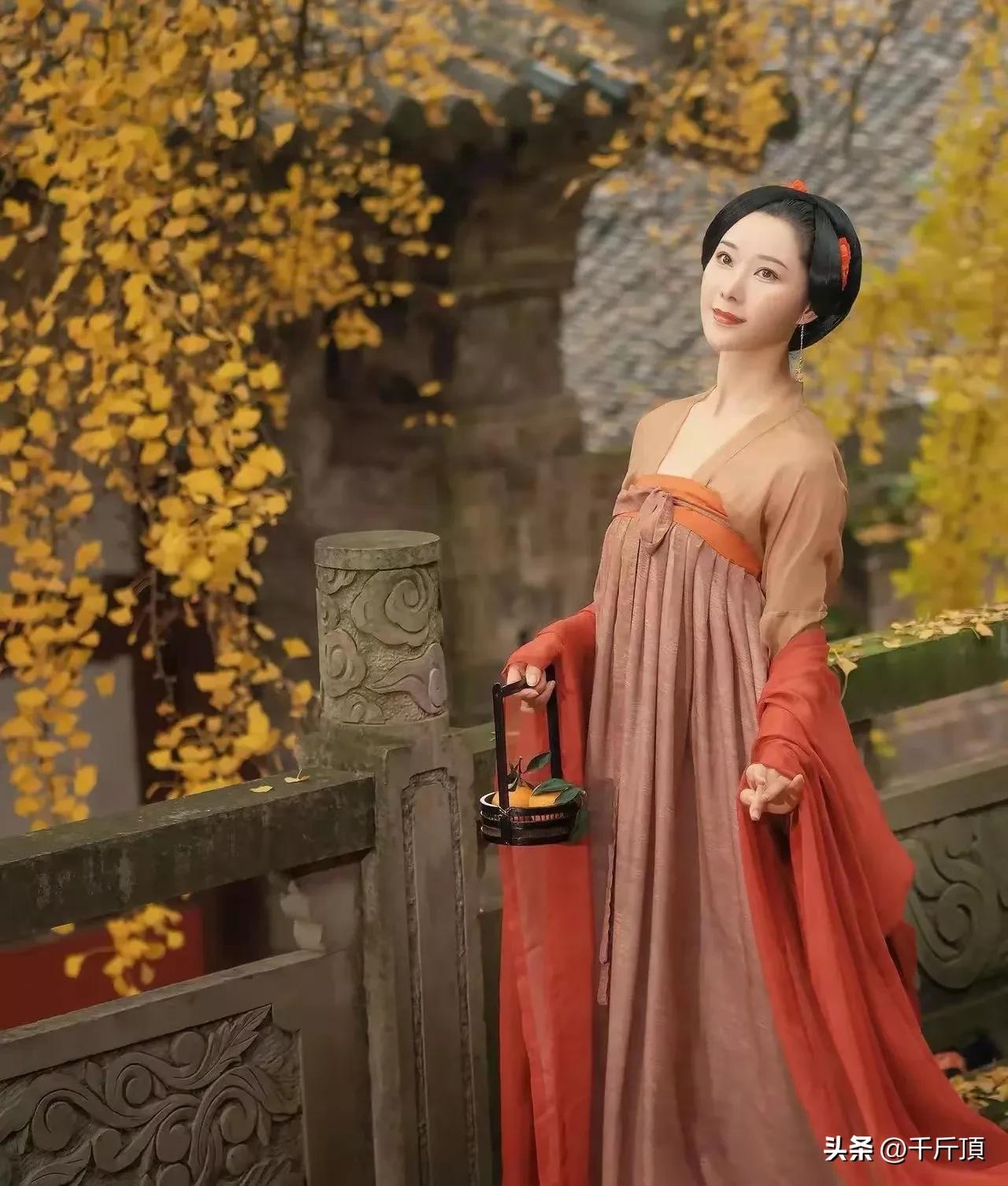 Luo Yichen is in love with charming rhythm, and Qulan tenderly looks ...