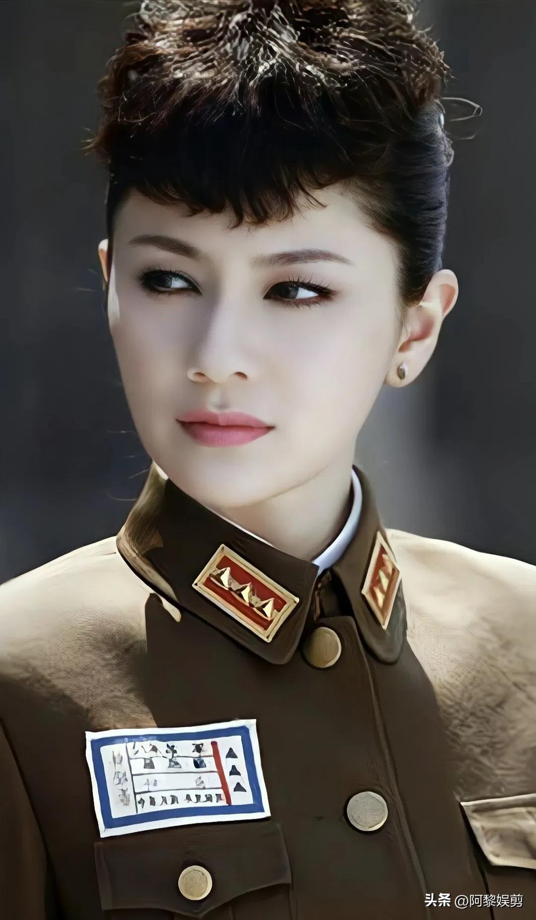 The actress in military uniform is valiant, handsome and handsome - iNEWS