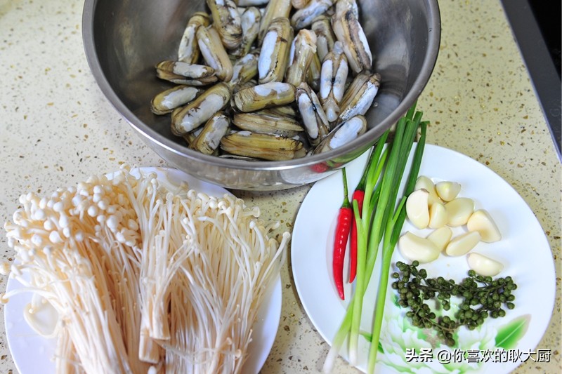 The razor clams are fresh and tender, and the seafood salad is also ...