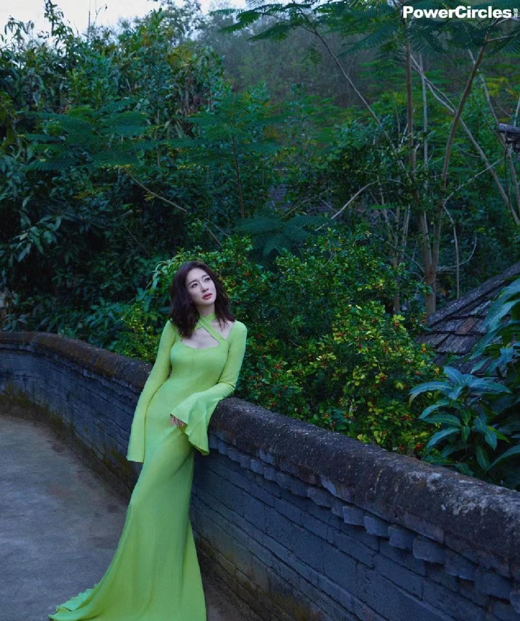 Li Xiaoran's latest photo is released, with a bumpy figure and glowing ...