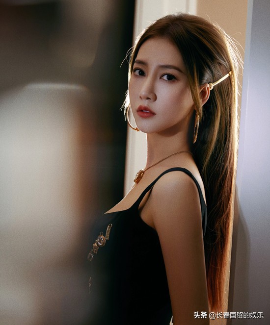 The female singer sang "Have to Love" with Wilber Pan 17 years ago, and ...