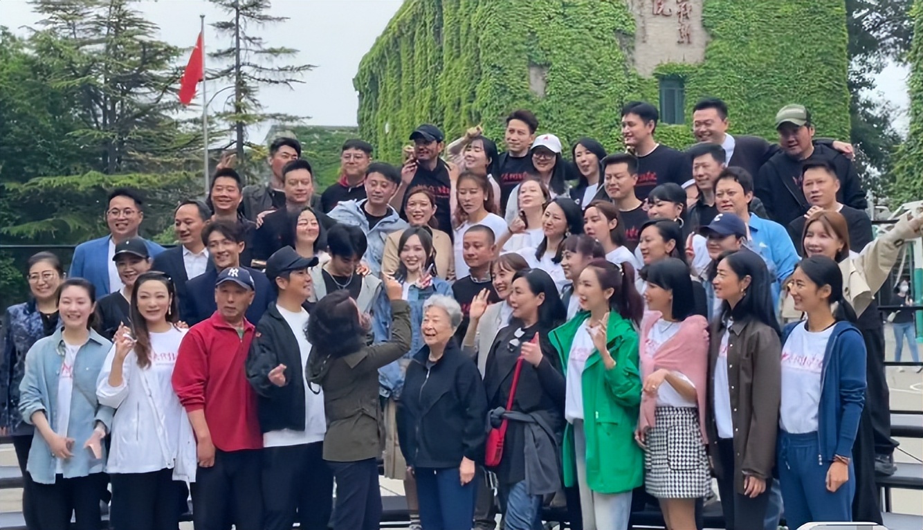 Tang Yan's group photo at a Chinese opera class reunion caused a ...