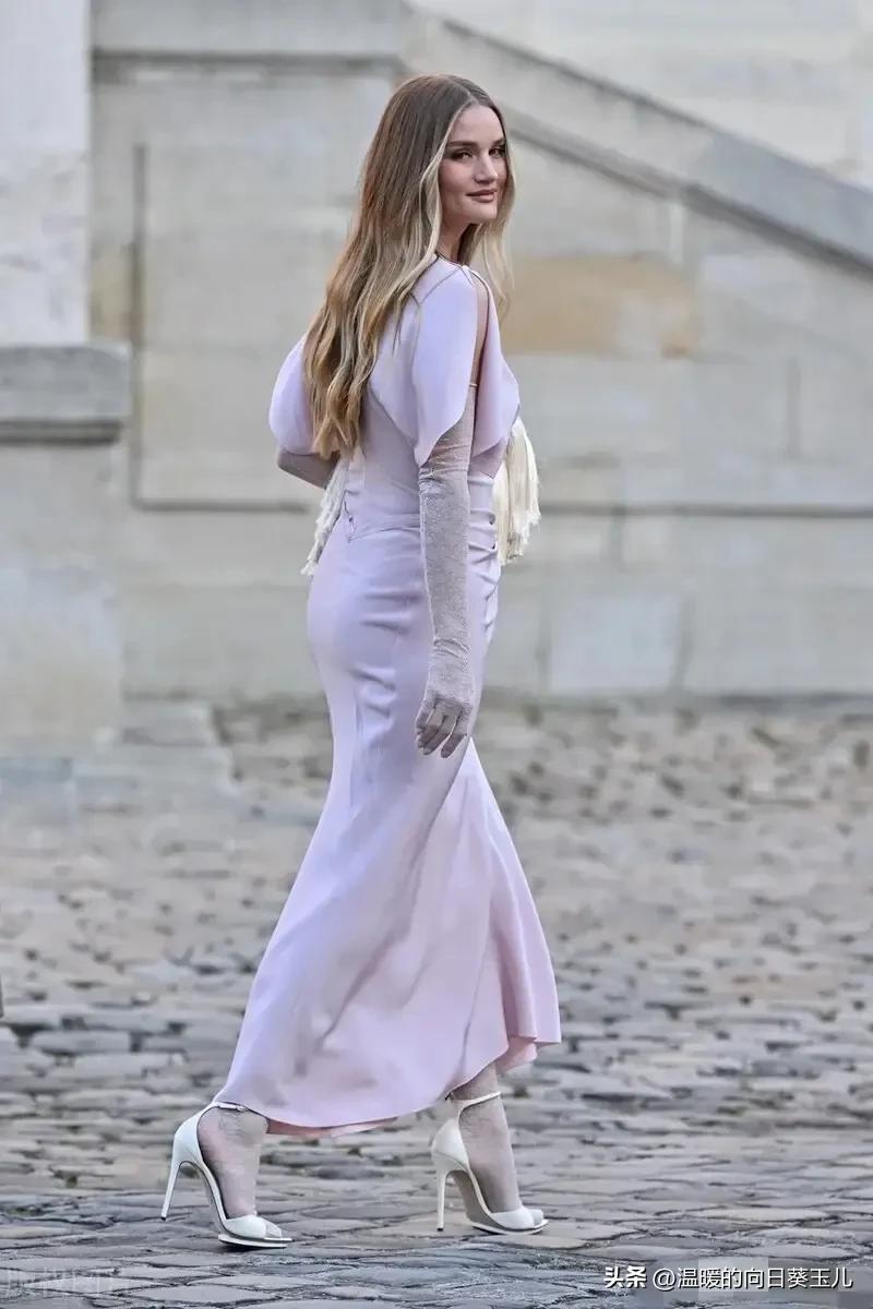 Supermodel Rosie Huntington-Whiteley - iMedia