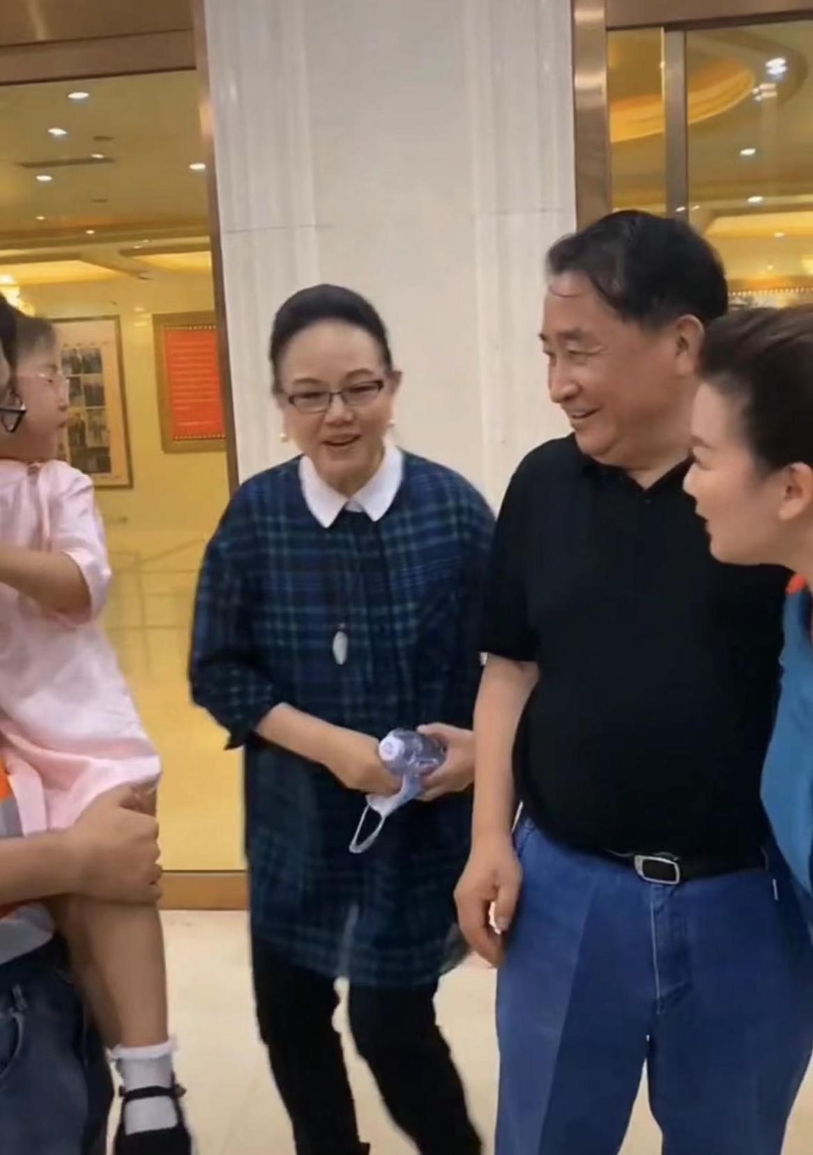 71-year-old Jiang Kun appeared in a high-profile event, with a belly ...