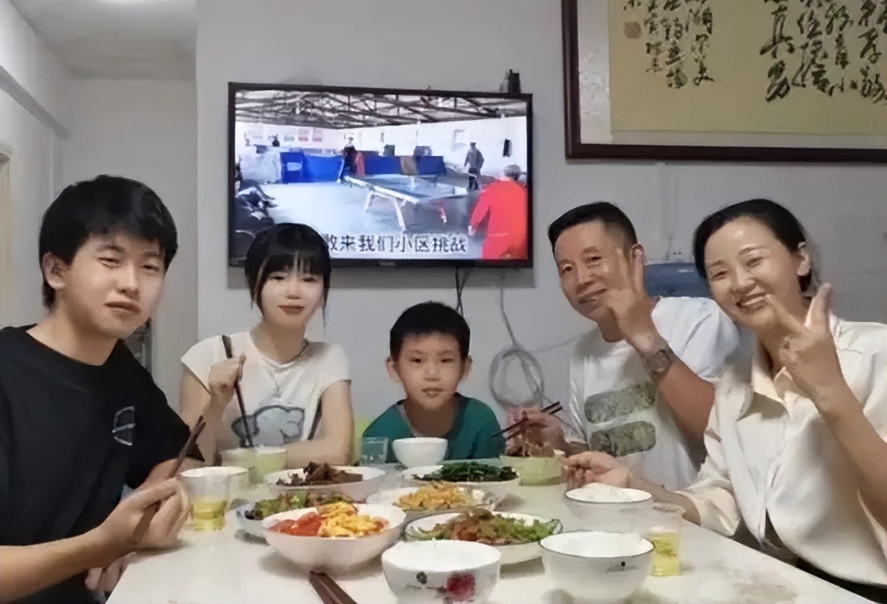 Sun Haiyang and his daughter attended the reader meeting, Sun Yue was ...