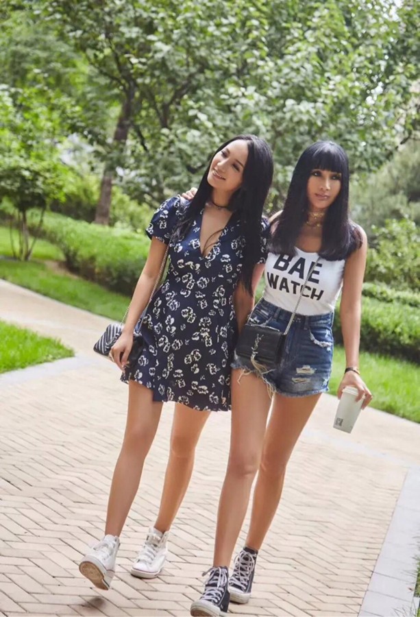 57-year-old Zhang Mi took her daughter for a street shoot! The hot body ...