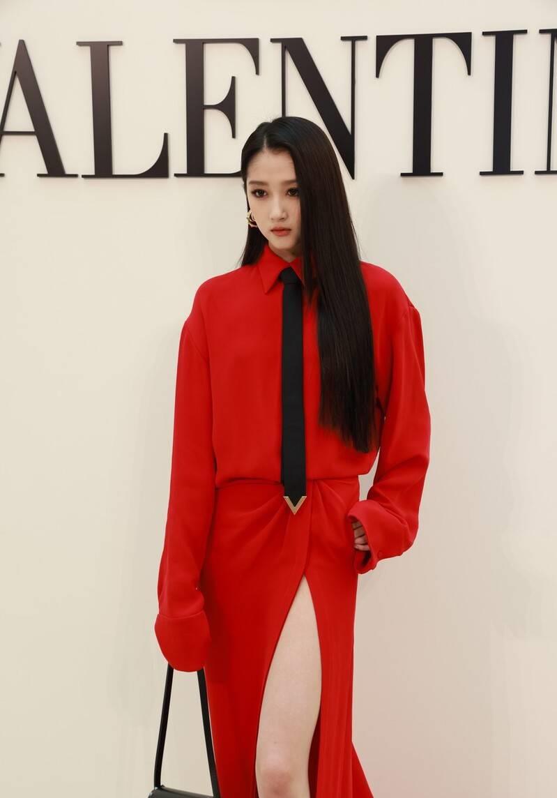 It turns out that Guan Xiaotong and the idol Sun Li are on the same stage. One is super ...