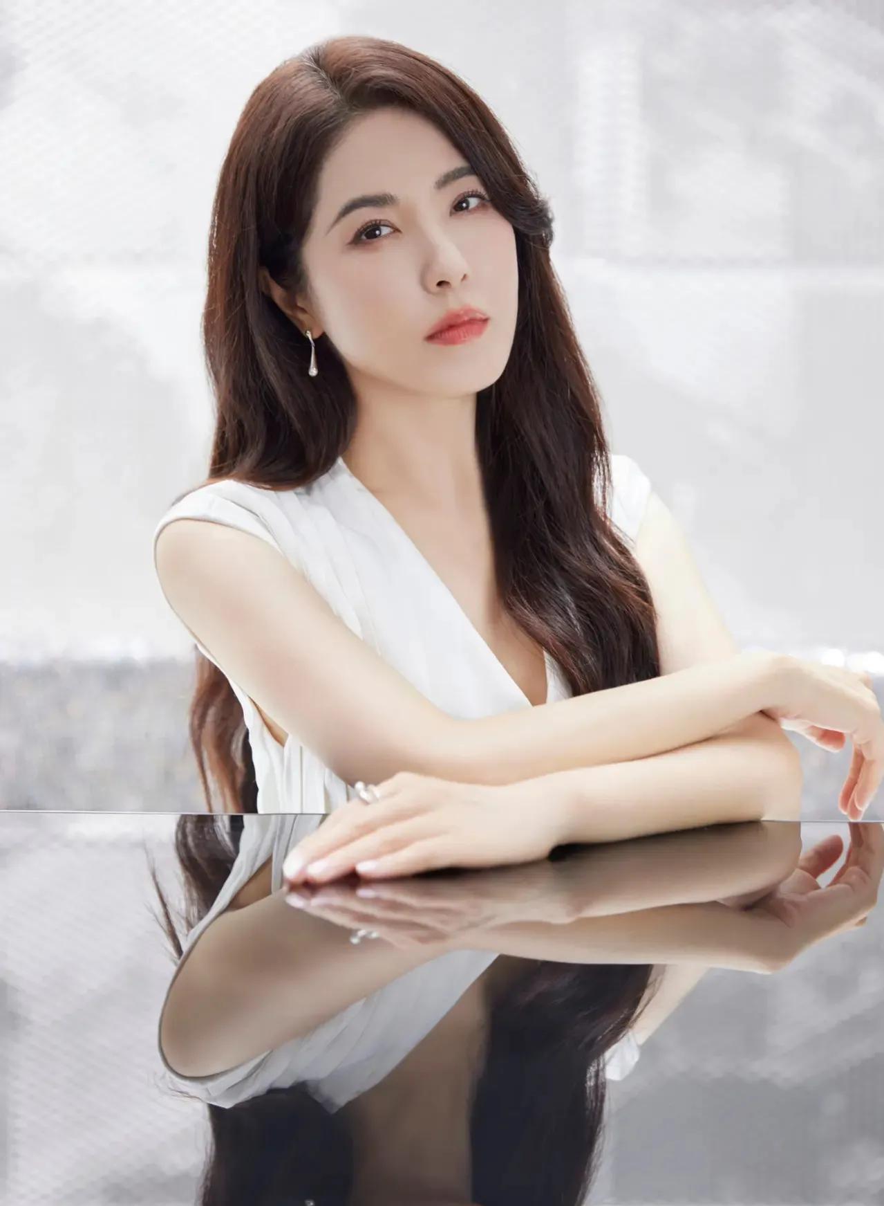 Zeng Lizhen, who is in his forties, knows how to wear it, and the dress ...