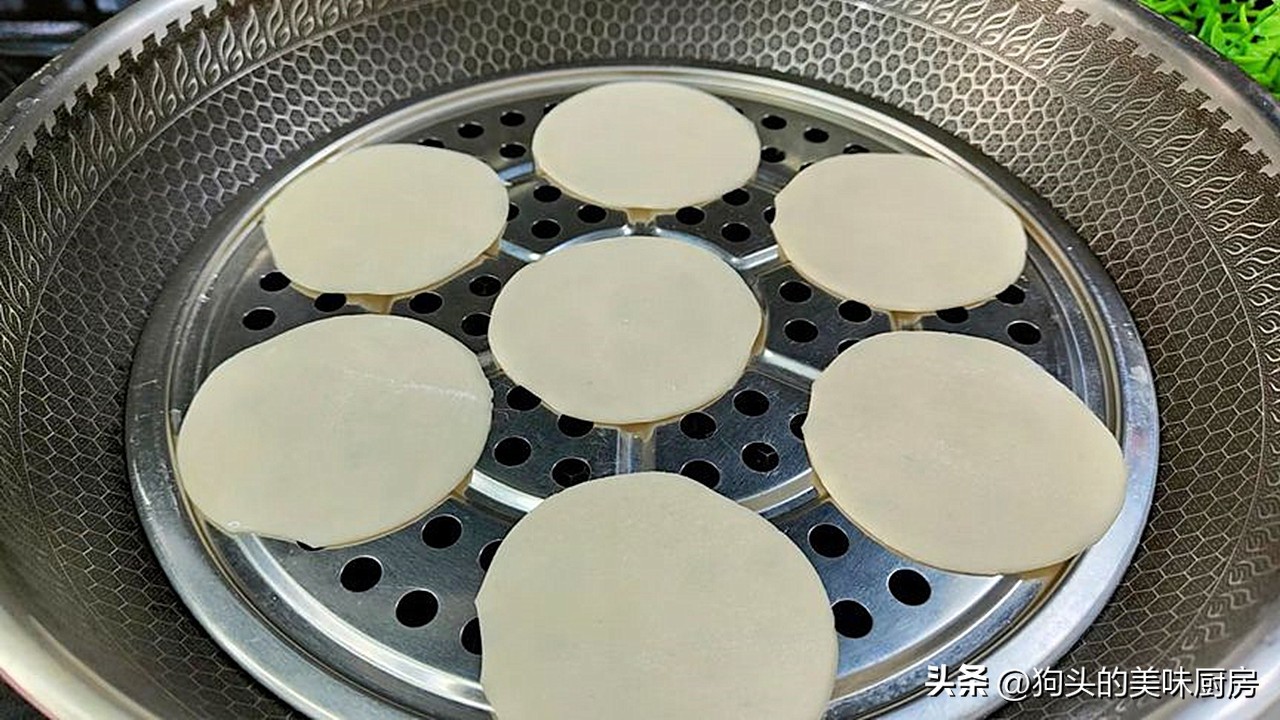 The dumpling skin is steamed in the pot, and it becomes delicious when ...
