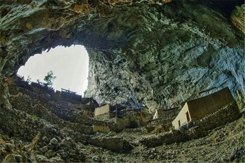 The last cave village in Yunnan, the whole village has been hidden in ...
