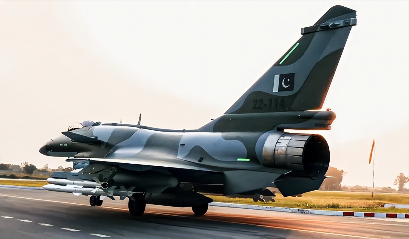 Pakistan Railway Pilot Comments on J-10CE Fighter: Three Advantages, Three Disadvantages - iNEWS