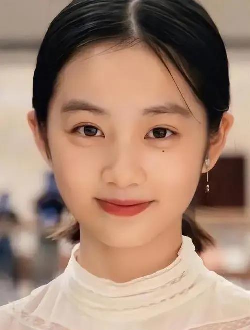 Charming 17-year-old Christine Huang caused a sensation. Is freedom in dressing or ...