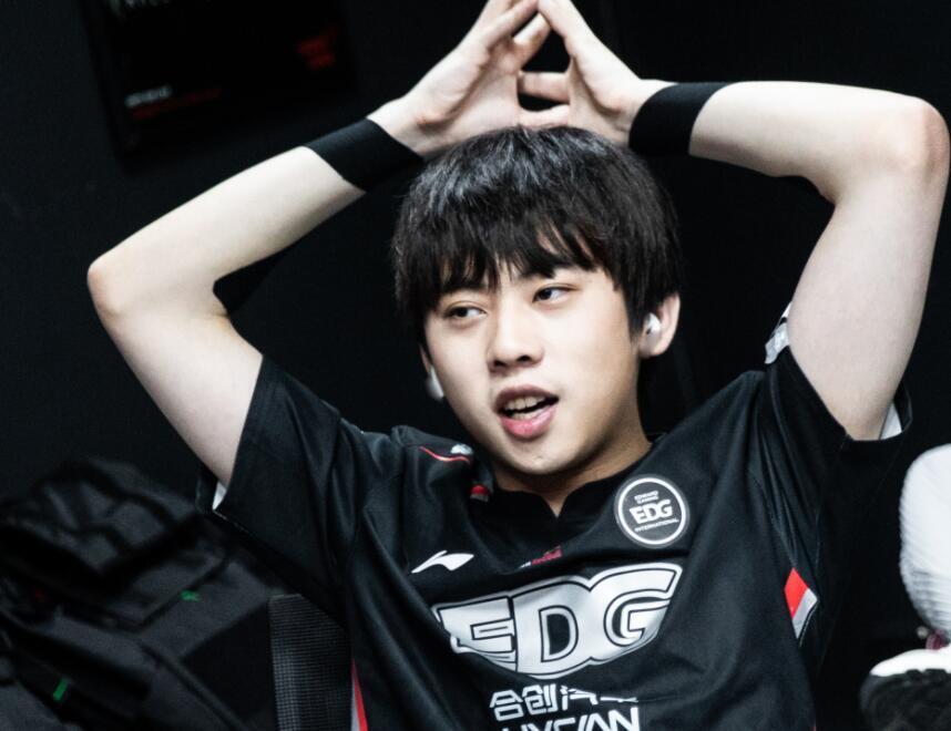 EDG voice announcement, FOFO quickly apologized after grabbing uzi pentakill, Ale intentionally ...