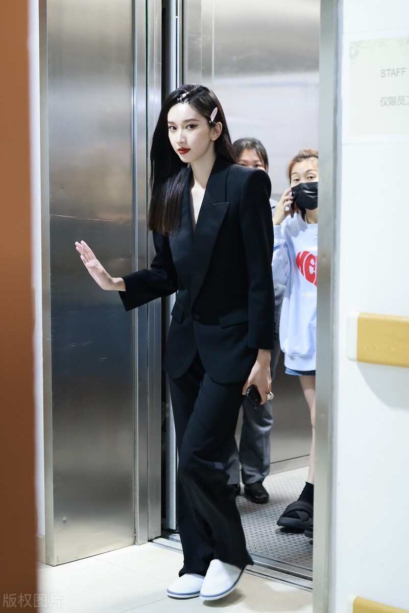 After the event, Liu Lingzi wore a black casual suit after get off work ...