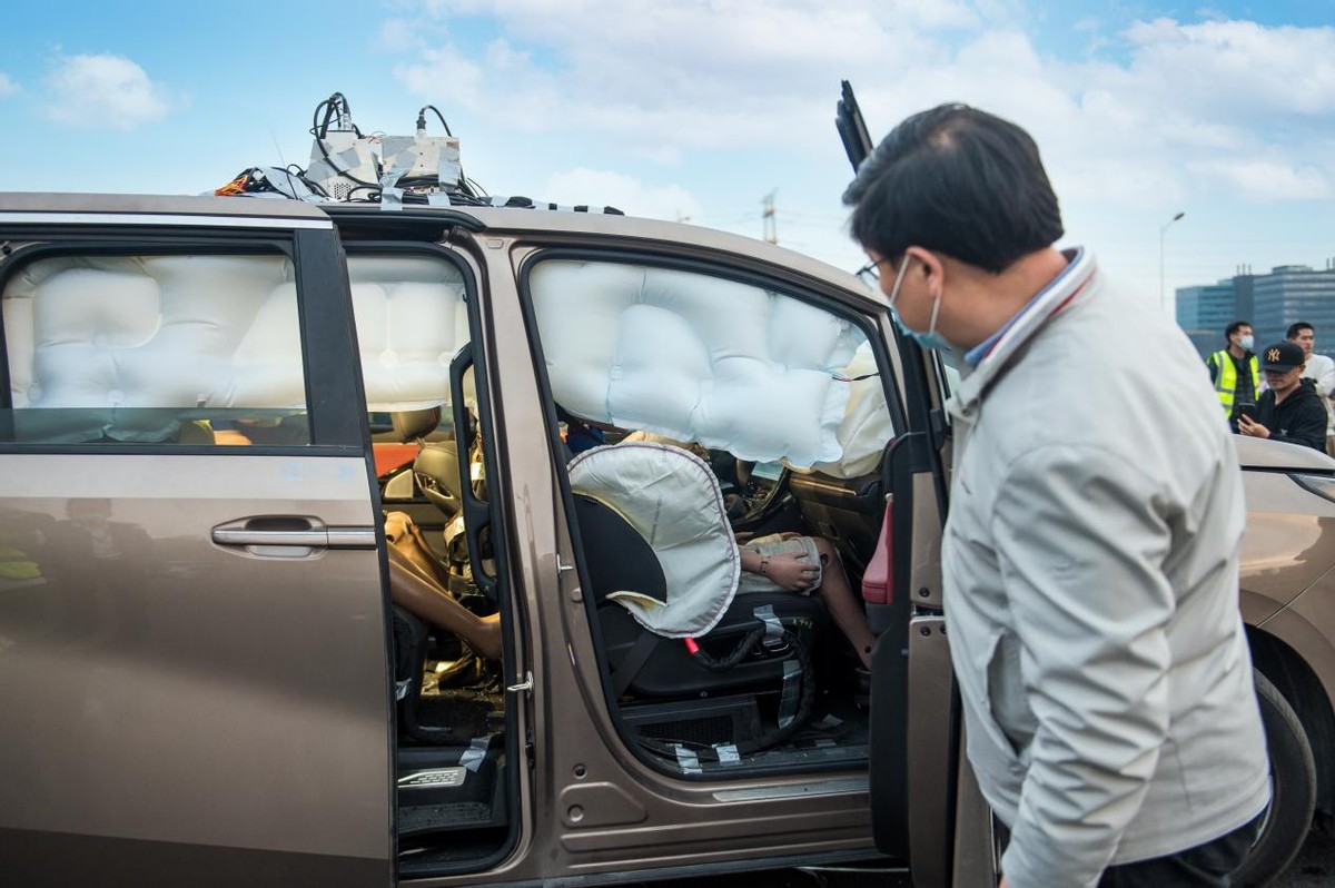 A front and rear flanking extreme collision of a truck justified the ...