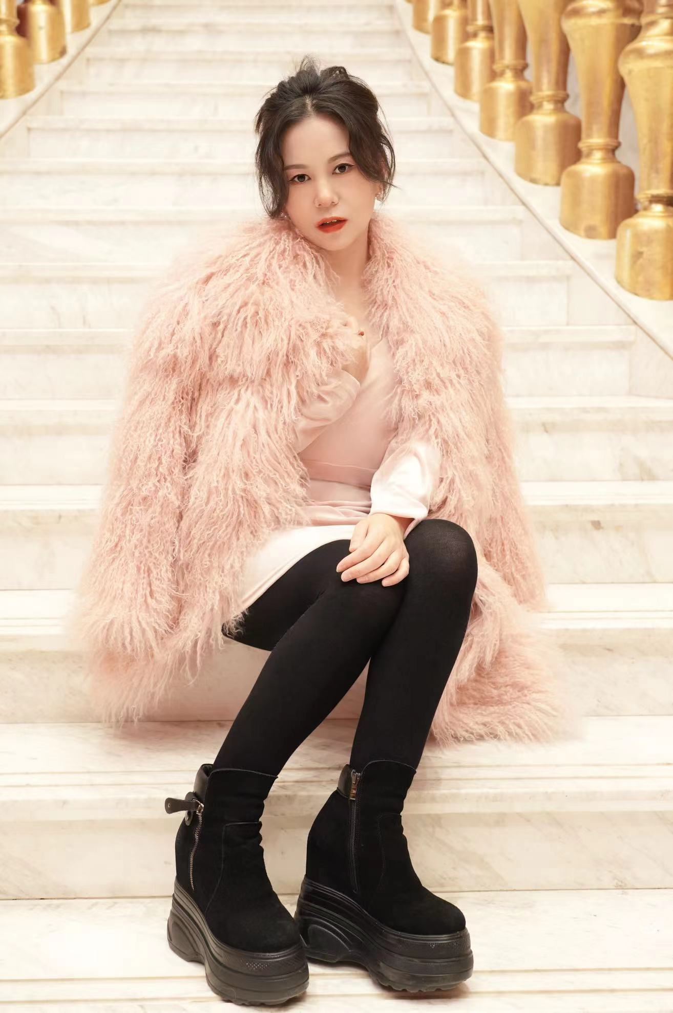 The host Liu Meixi exposed a large photo of pink fur as a smart girl ...