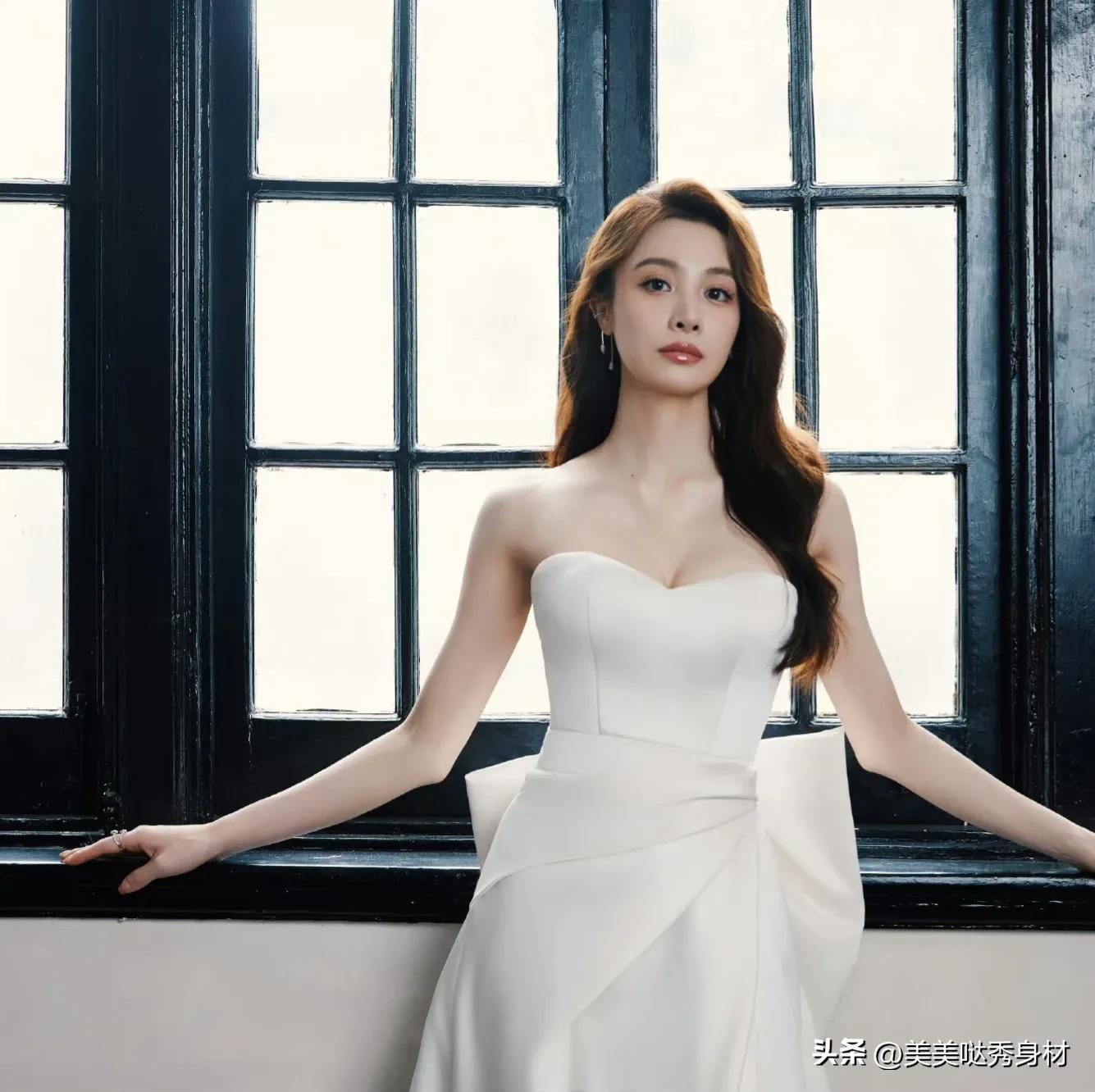 Gao Qilan's actor, Lonnie, wears a milky white skirt with a chest and ...