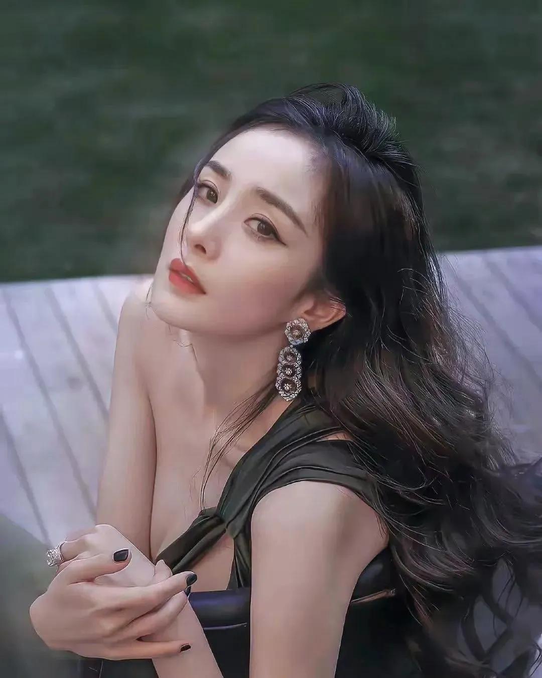 Hawick Lau's girlfriend Li Xiaofeng stole the limelight at the Bazaar night. Is this really what ...