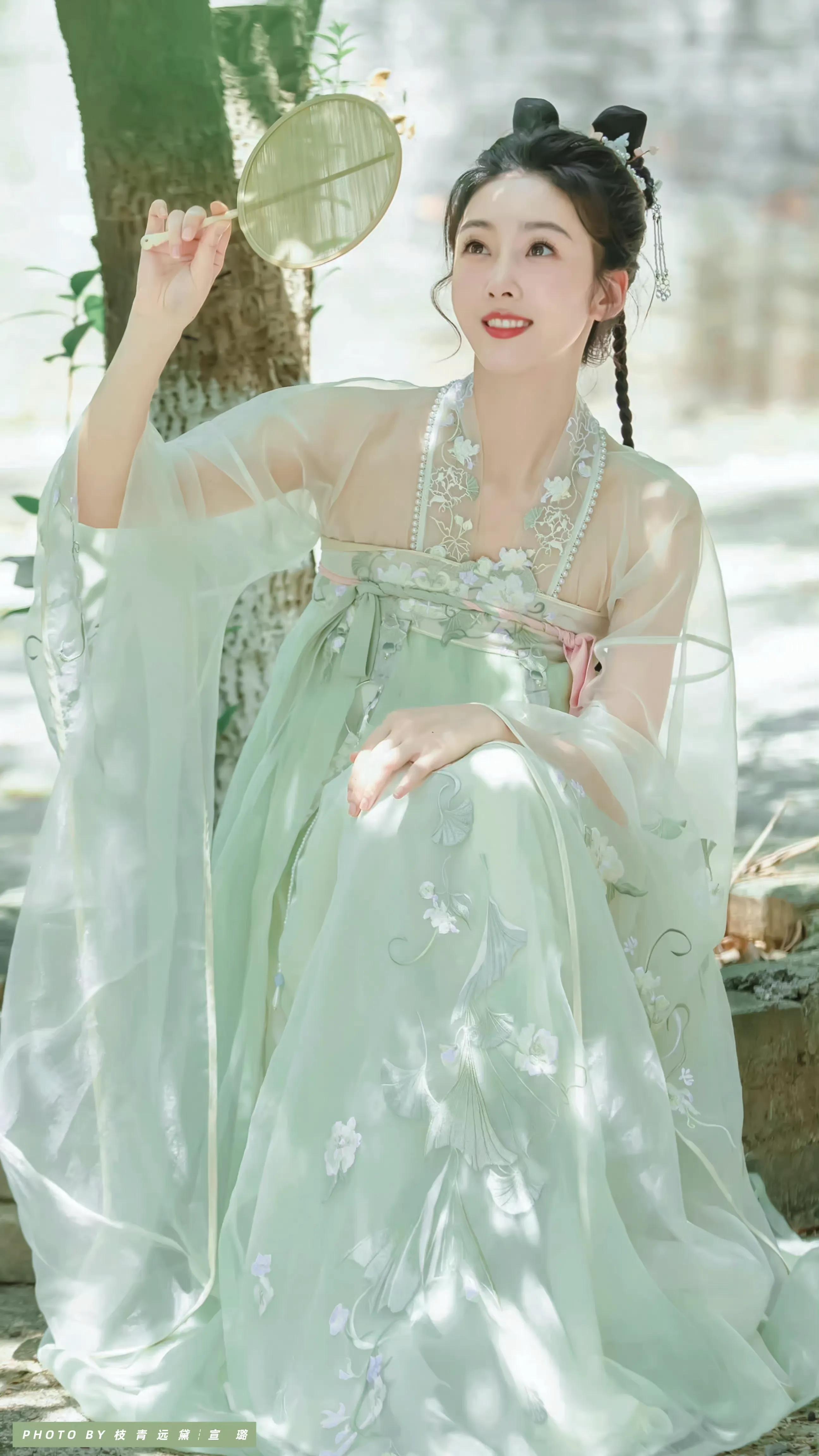 Xuan Lu's beautiful costume - iNEWS