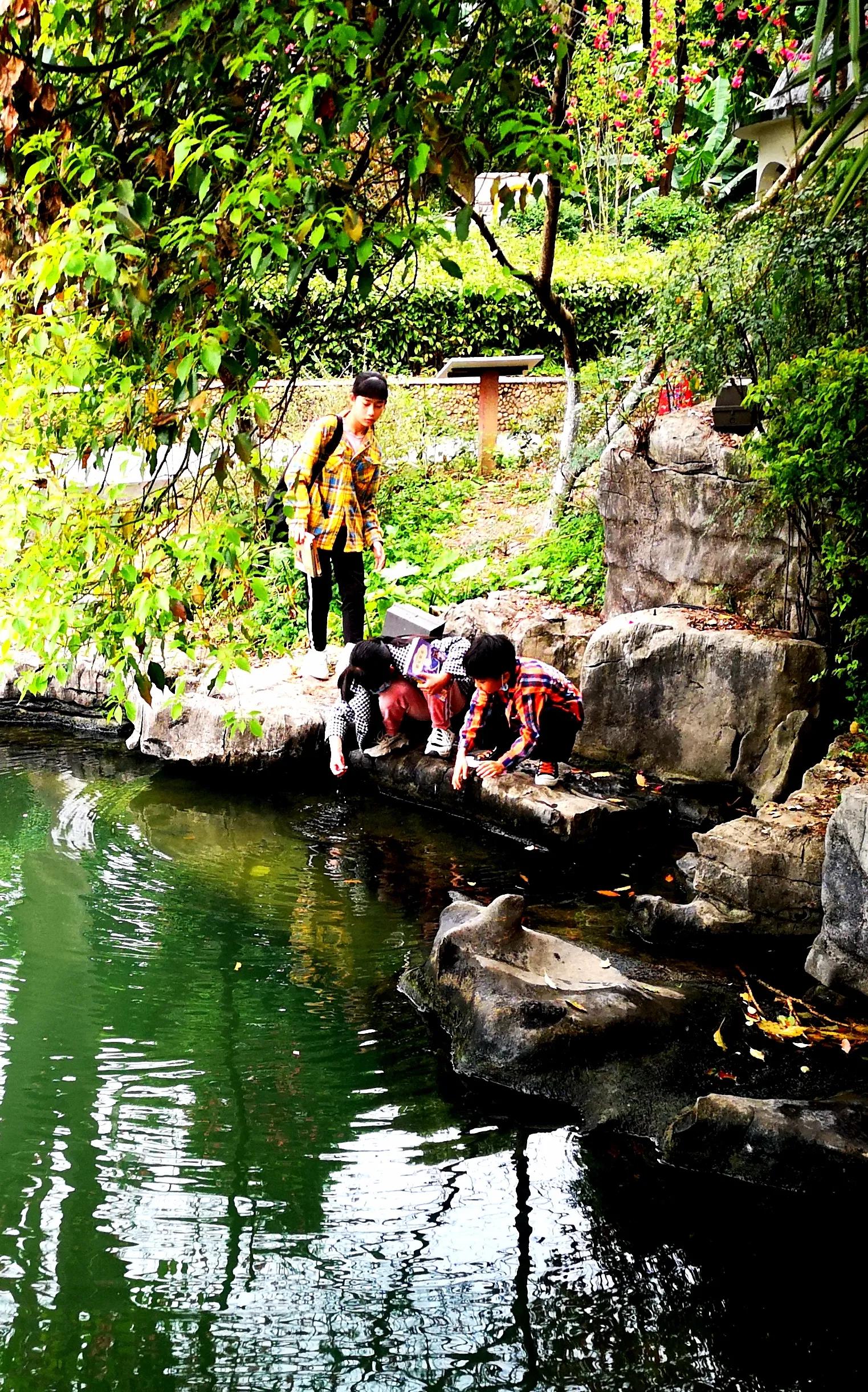 "Poems and Photos" Liyue Ronghu - iNEWS