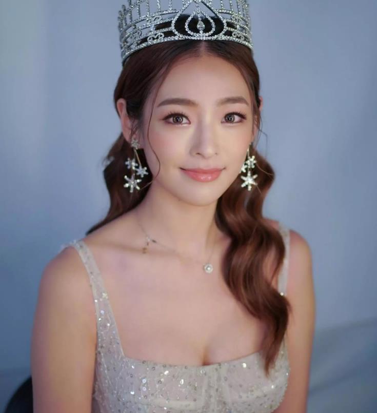 It was revealed that three TVB actresses dined with wealthy businessmen. The other party was ...