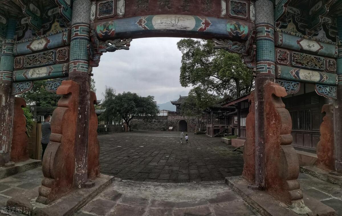 Why was Deng Ai able to sneak across Yinping alone and force Liu Chan ...