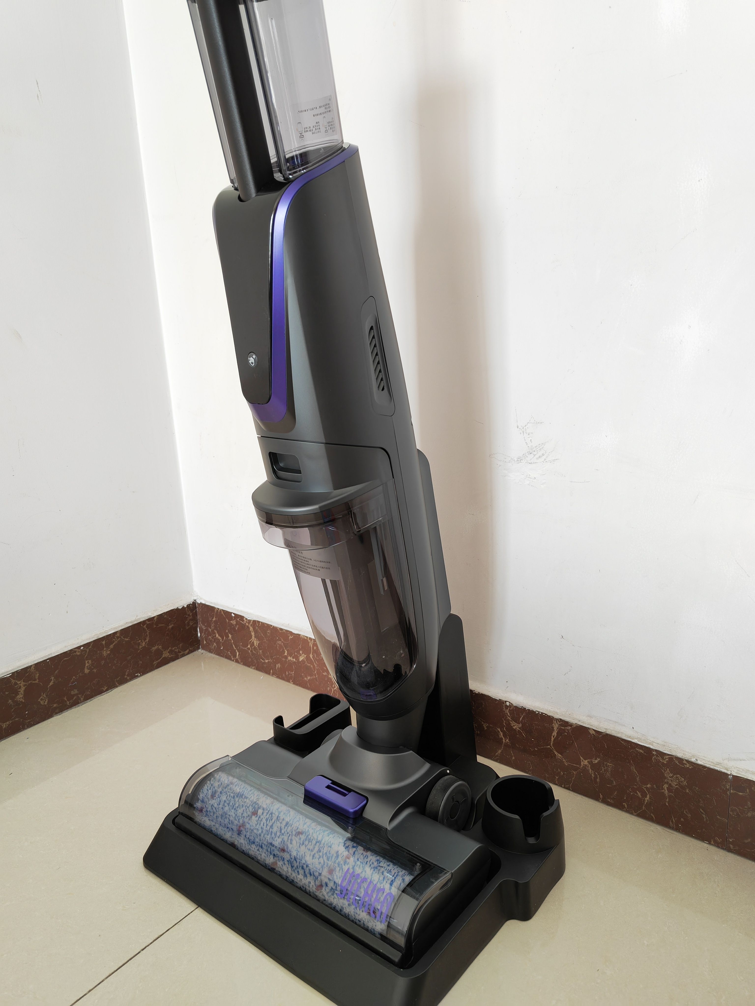 Sweeping and mopping the floor to sterilize the stubborn stains of wet ...