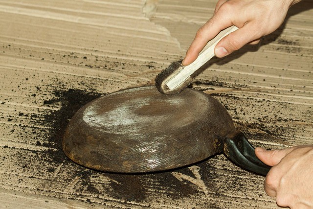 The pot has been used for a long time, and the inside and outside are ...